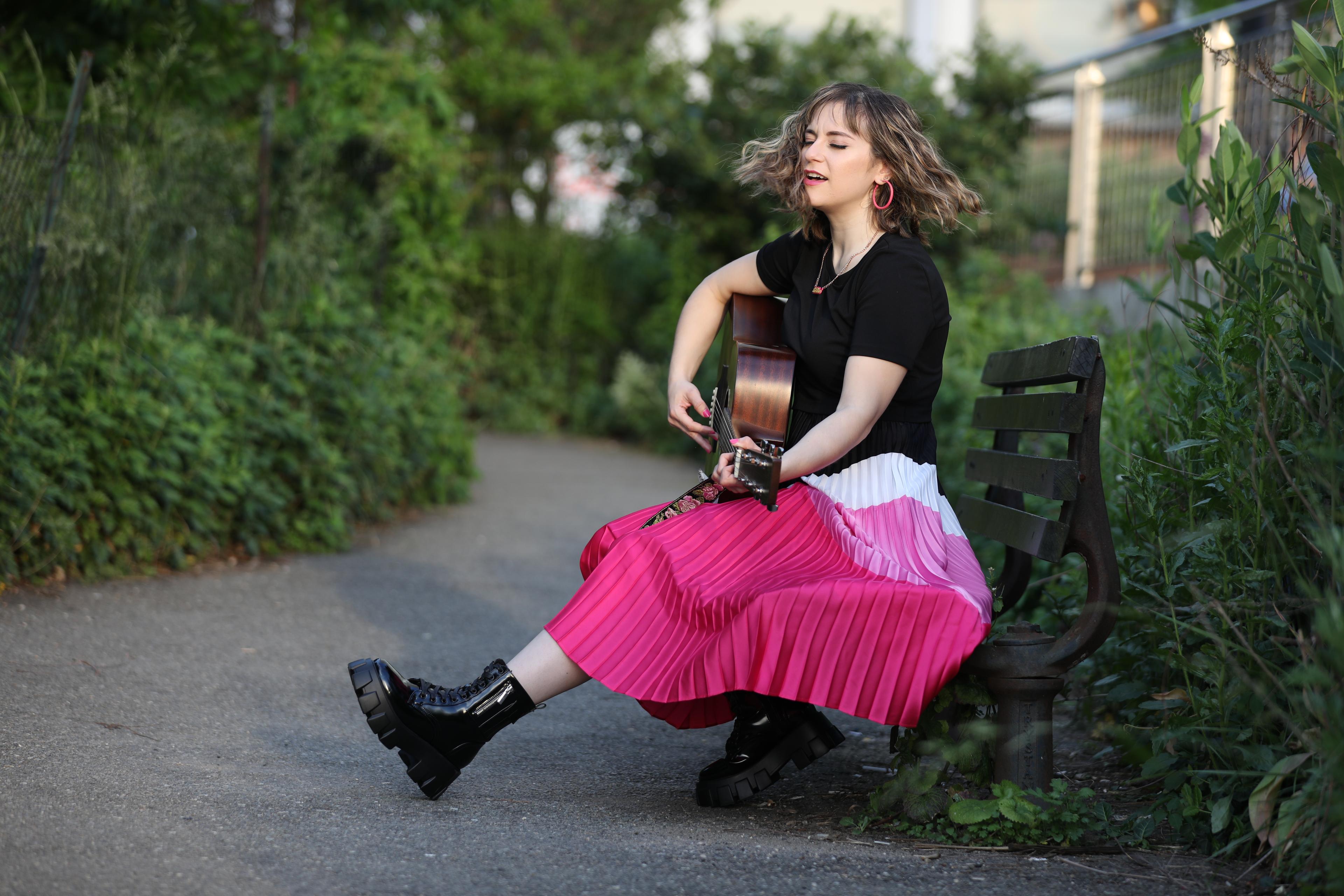 From Obedient Hasidic Girl to Global Pop Star Icon – The Rise of Riki ...